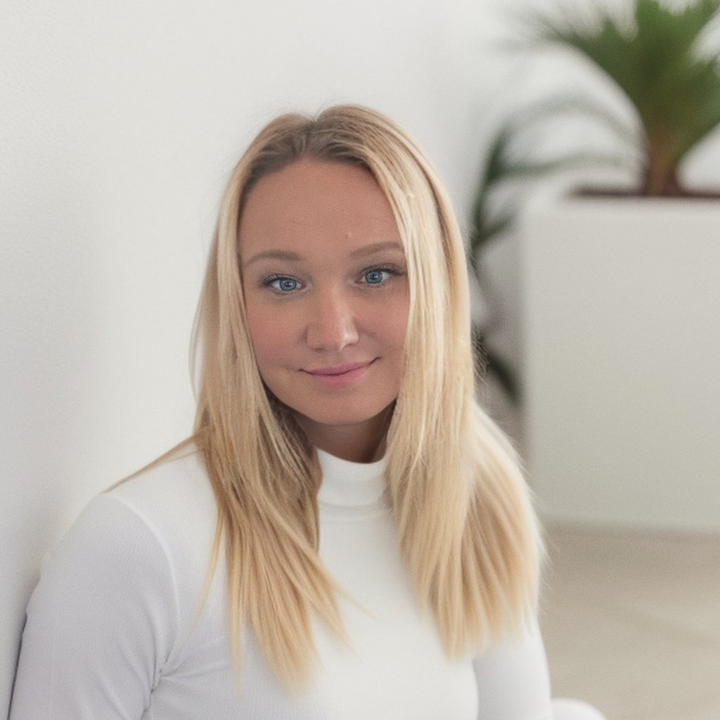 Laura Yager | Worth Avenue Yachts